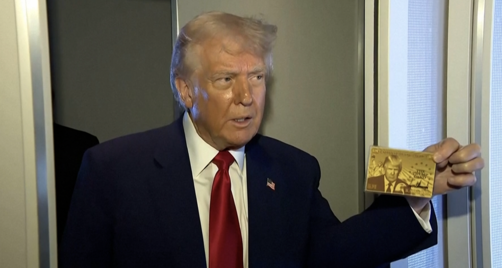Trump onthult het Gold Card Visum van 5 miljoen dollar met zijn eigen afbeelding erop