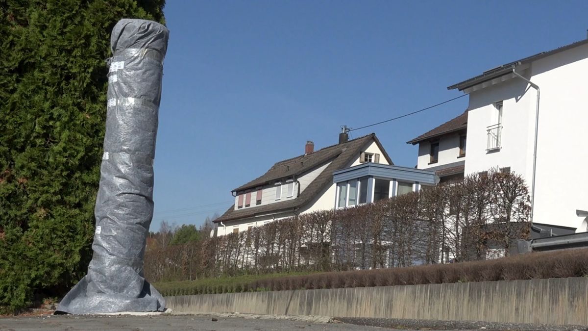 Polizeiliche Anordnung: Fake-Blitzer in Frittlingen wieder verhüllt