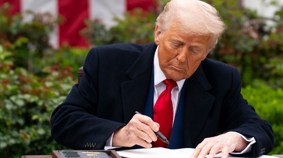 Trump shows no signs of backing off tariffs