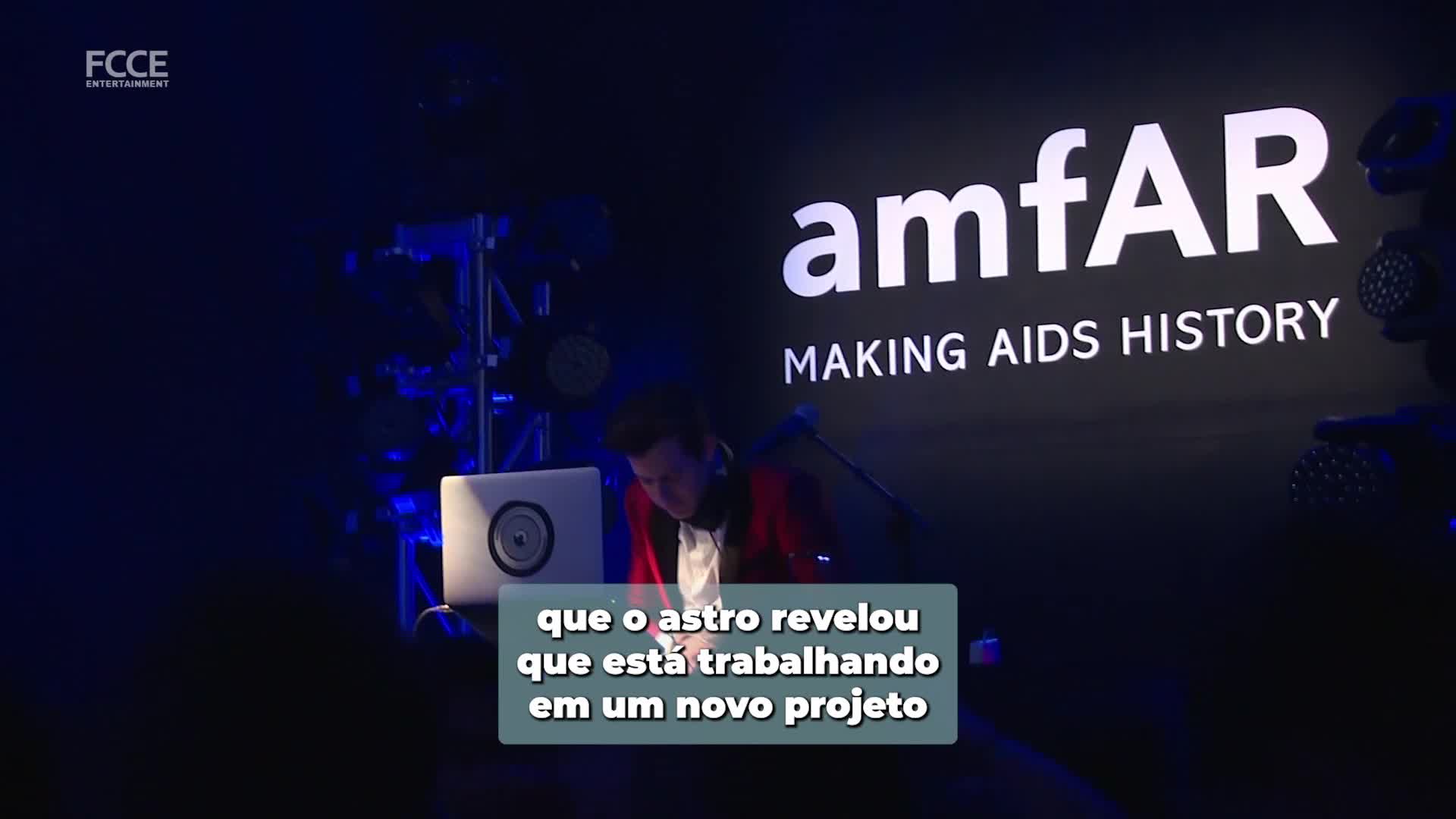 Mark Ronson ferido durante atuação de DJ