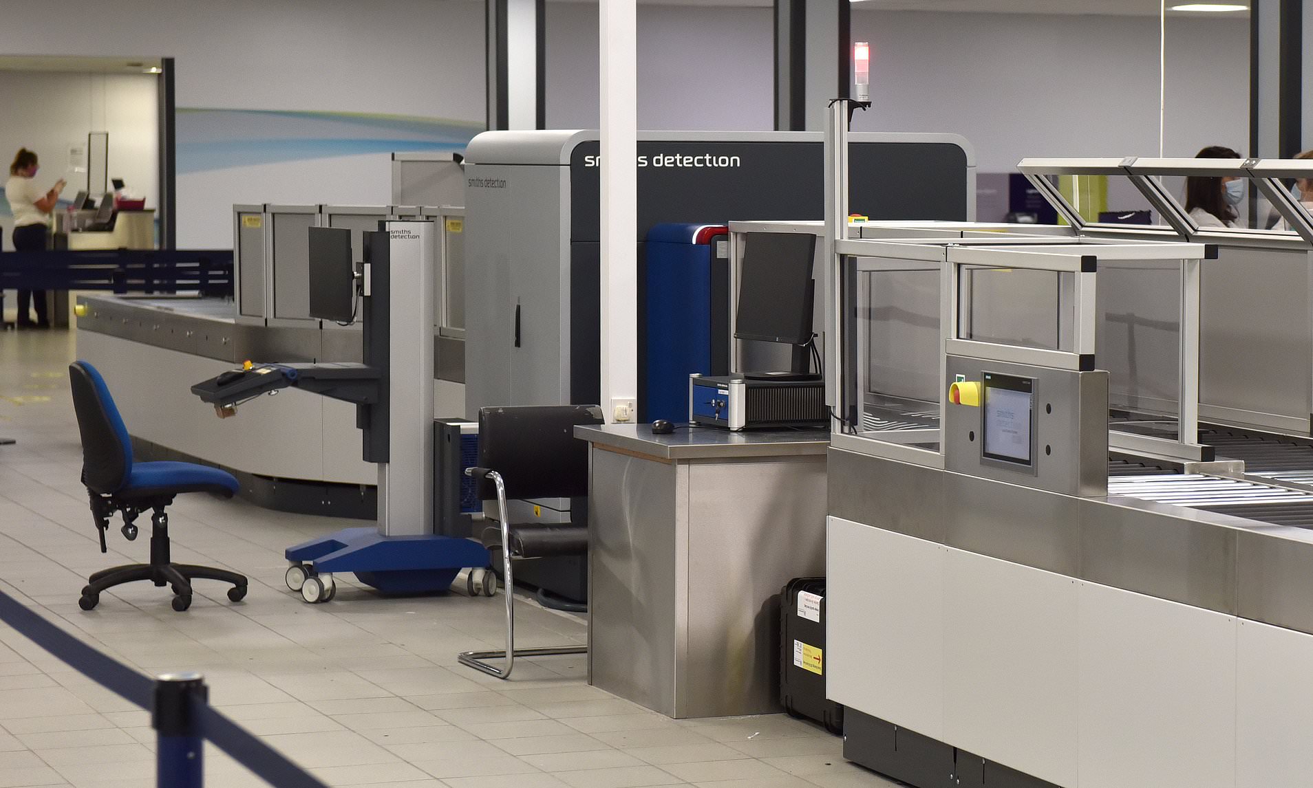 Pictured: The new airport scanner that's done away with the need to put ...