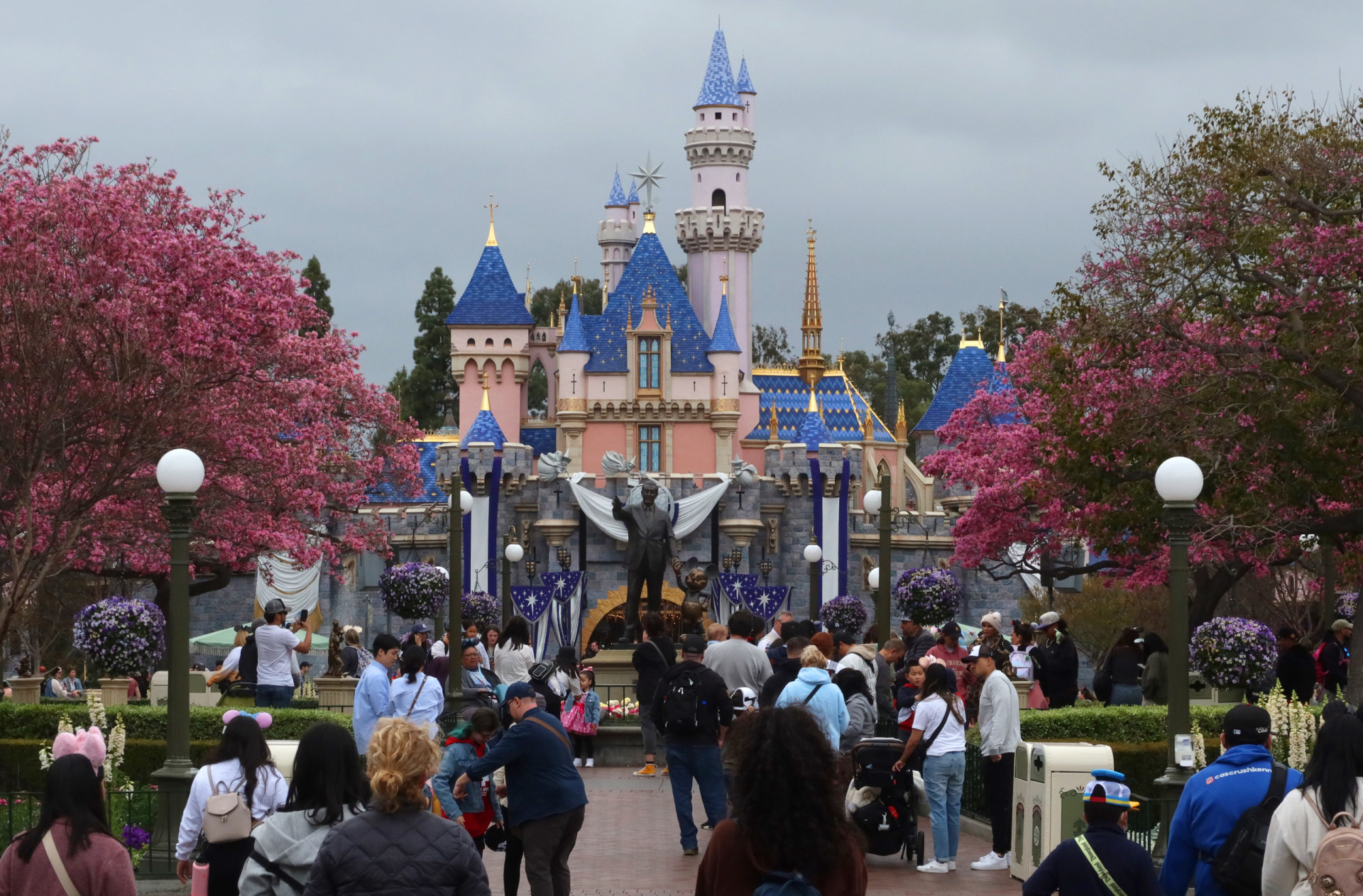 Why planes are forbidden from flying over Disney parks (and other no ...