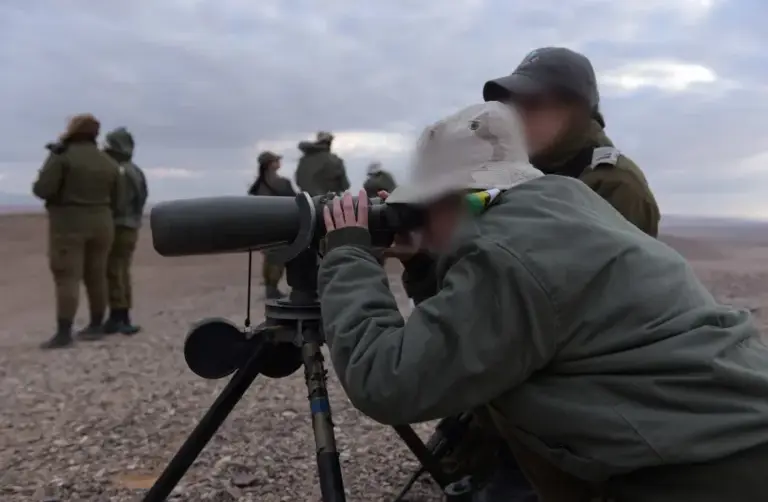 Female IDF observers in West Bank receive personal weapons