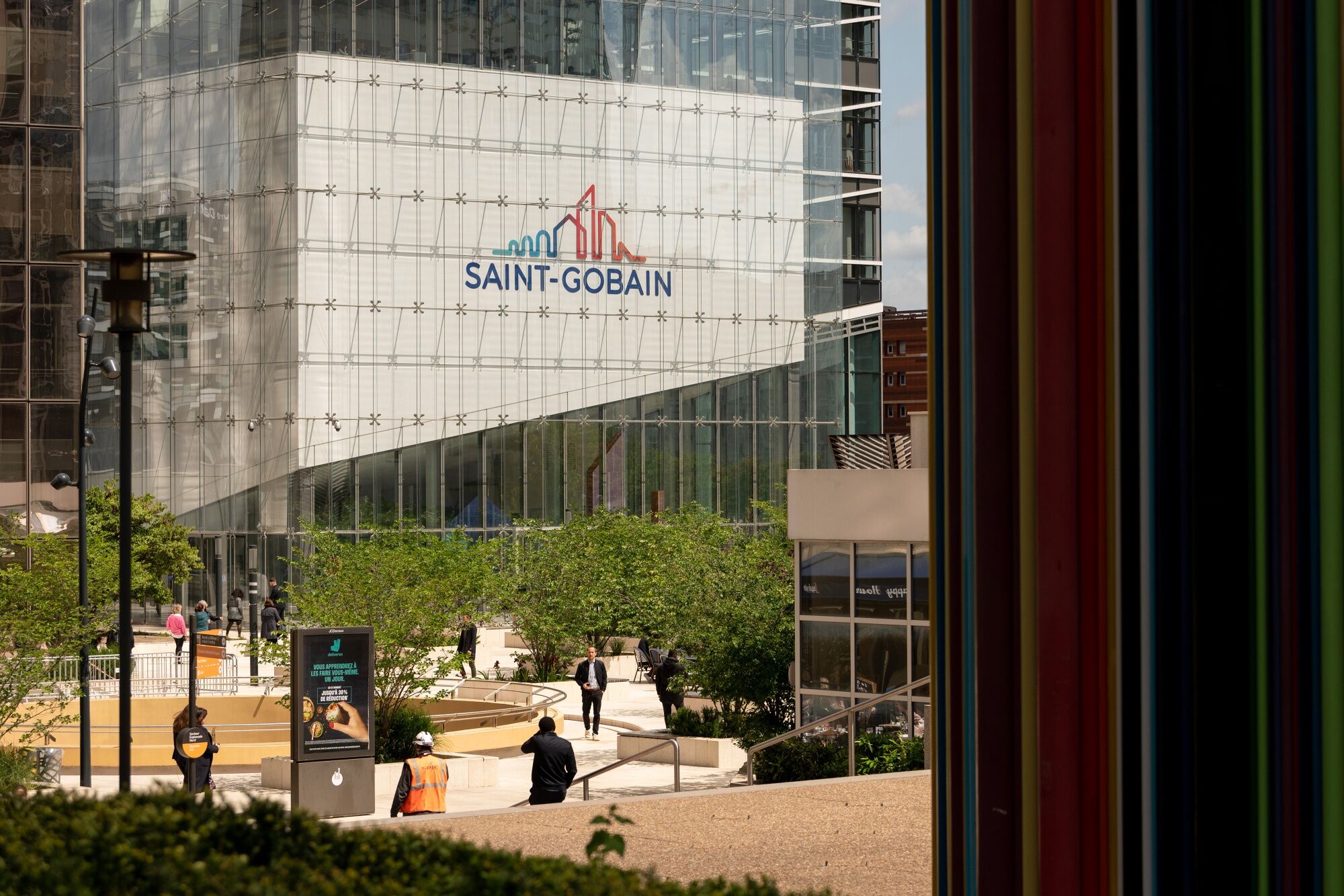 St. Gobain Halts €2.5 Billion Auto Glass Sale Amid Rout