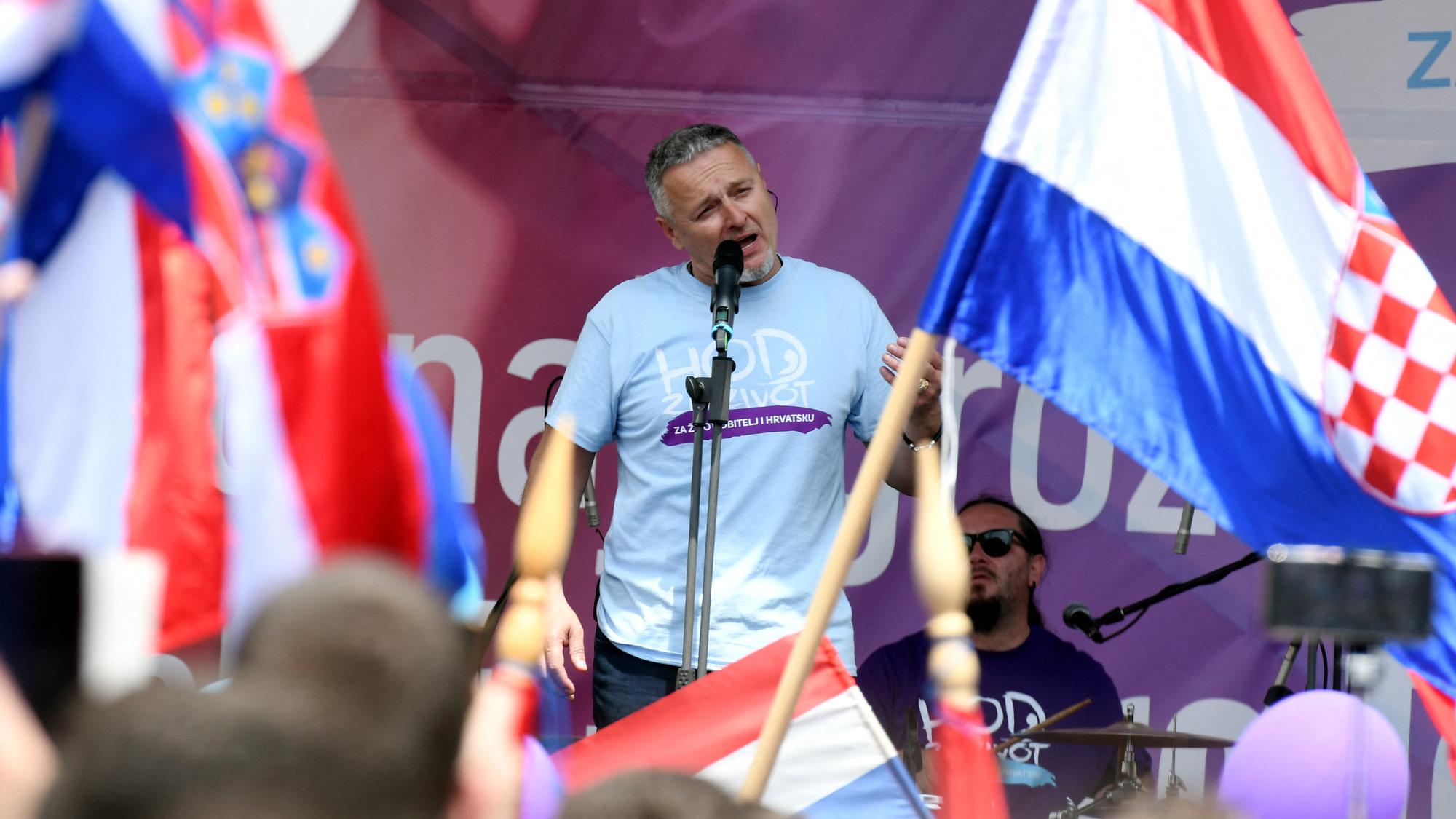 Ce chanteur néo-nazi sur le point de battre le record du plus gros ...