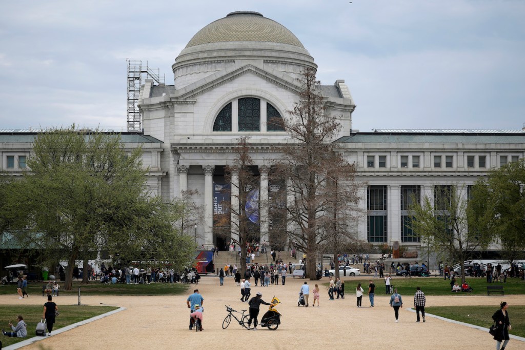 Smithsonian Stands Up to Trump, MOCA Closes its Geffen Branch Amid ...