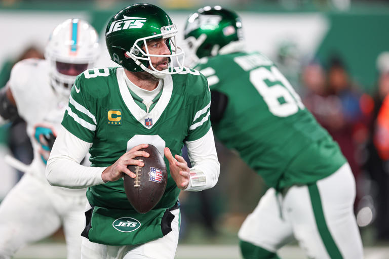 Insider shares non-Vikings theory about why Aaron Rodgers hasn't signed with Steelers