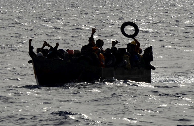 Barcone di migranti si ribalta al largo di Malta, 10 morti