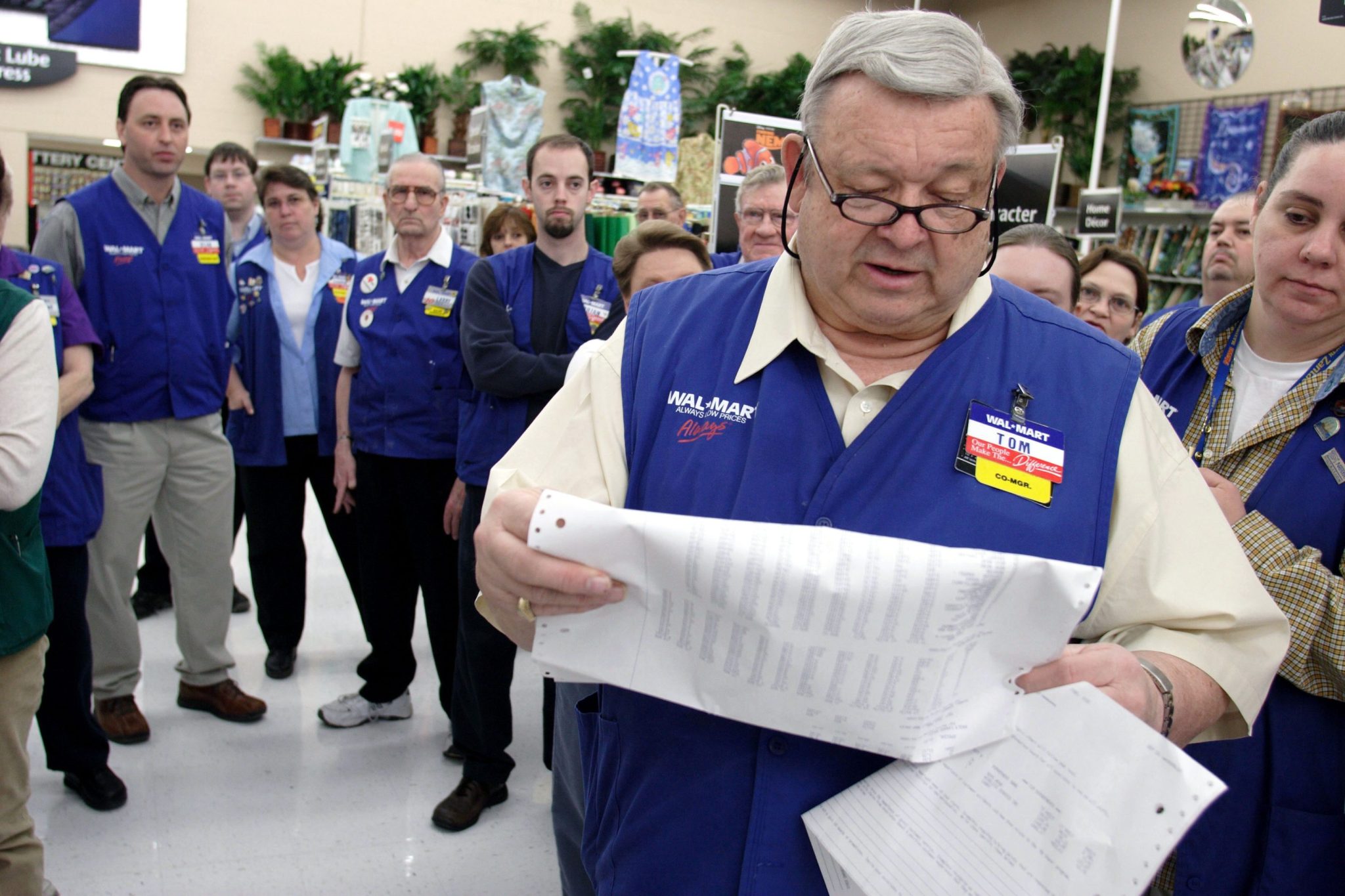 Walmart CEO says paying its star managers upwards of $620,000 yearly ...