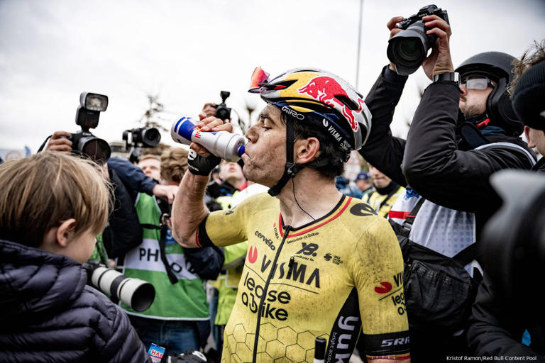 Wout van Aert grijpt andere rol tegen Van der Poel en Pogacar met beide handen aan en licht ...