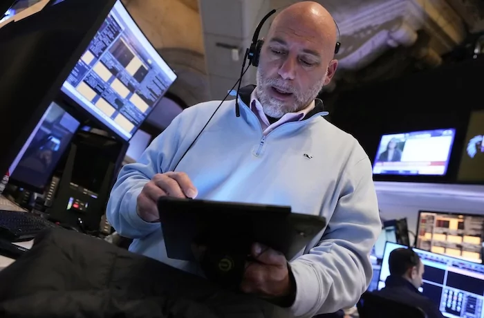 Weakening dollar undercuts Trump on tariff policy