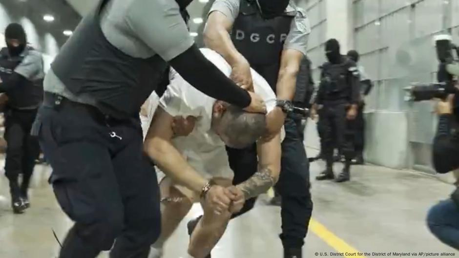 Ordenan el regreso del deportado por error al CECOT