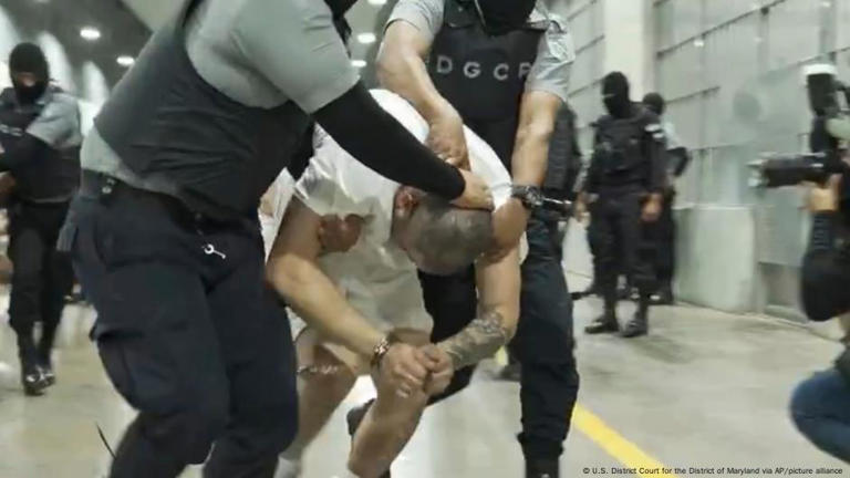 Ordenan el regreso del deportado por error al CECOT