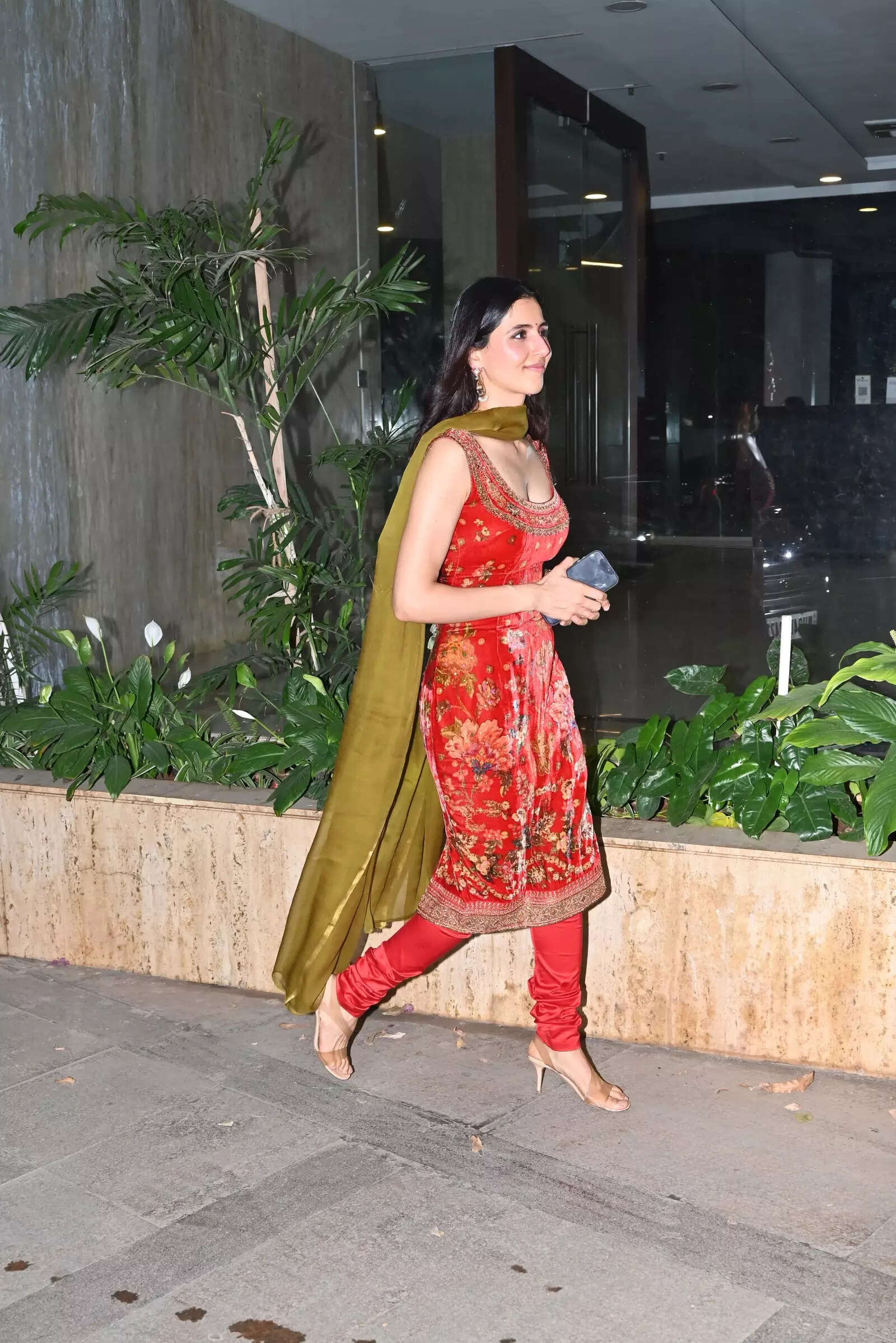 Akshay Kumar and Twinkle Khanna’s son Aarav Bhatia makes rare public appearance with cousin ...