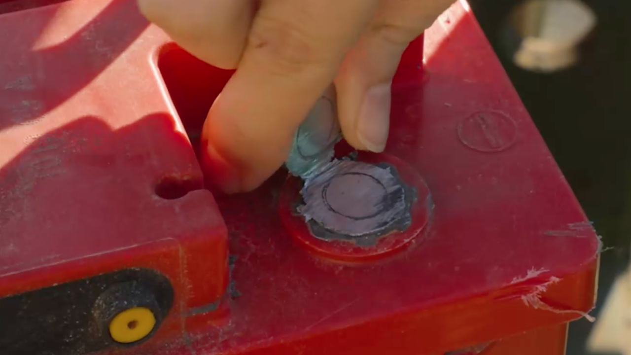 Car Hack: Bring DEAD Batteries BACK TO LIFE Easily!