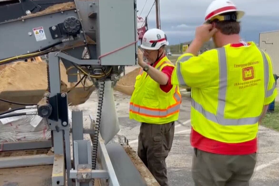 U.S. Army Corps of Engineers uses sandbag machines in southern Missouri ...