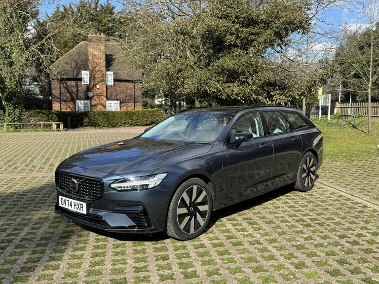 Volvo V90 T6 Plug-in Hybrid: luxury workhorse defying the trend towards ...