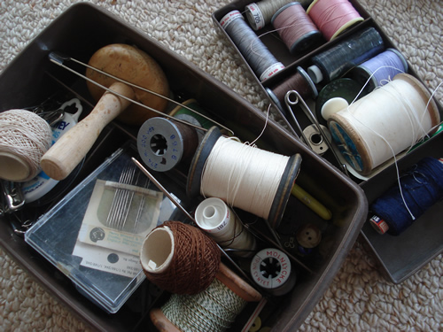 20 steps to building a basic sewing kit (and how to use it)