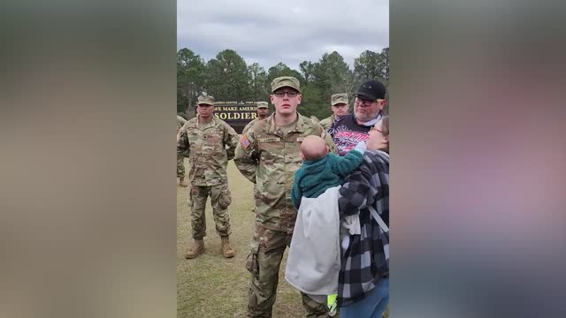 Soldier overwhelmed by baby daughter's surprise | Heartwarming reunion