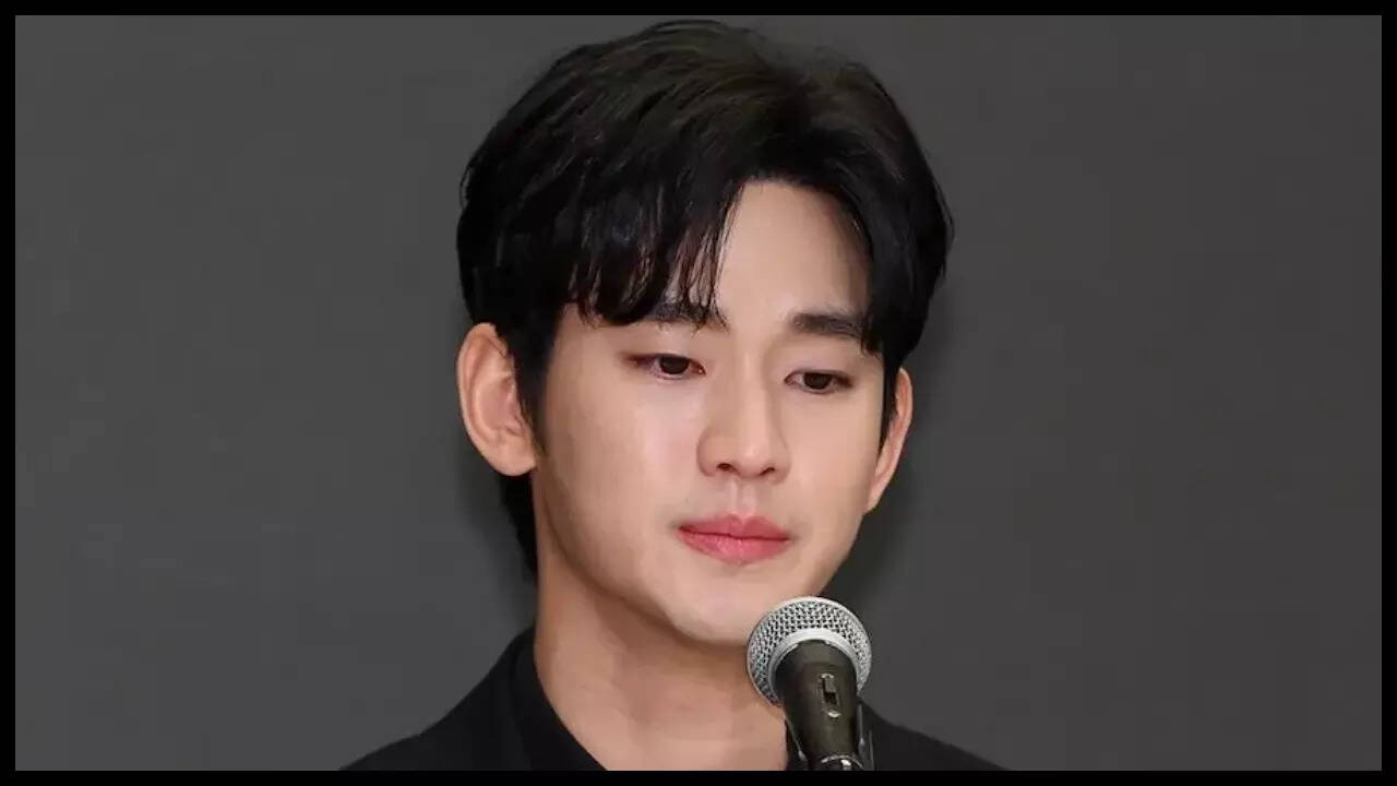Kim Soo Hyun mocked by the fans post press conference, call him 'King of Fake Tears'