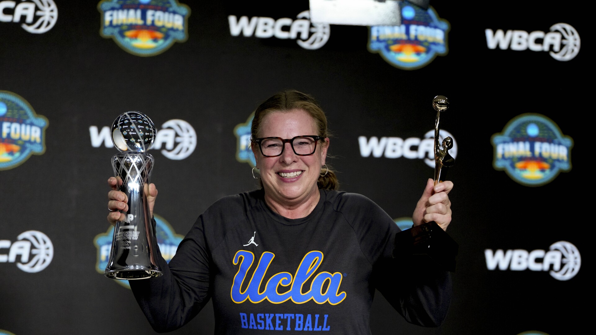 UCLA coach Cori Close uses lessons learned from time with UConn’s Geno ...