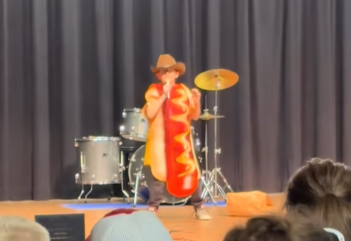 Boy goes viral for hilarious hot dog parody song at school talent show