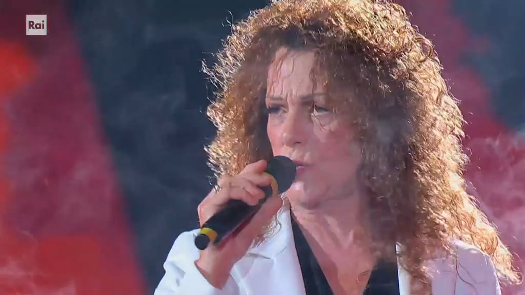 Eleonora Salvi canta "Gli uomini non cambiano" - The Voice Senior 04/04 ...