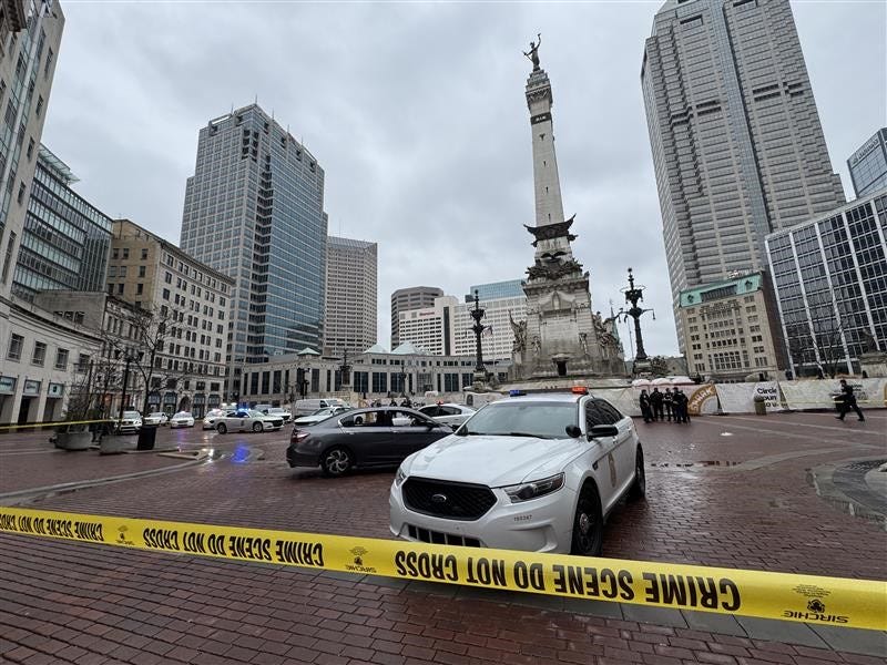 Police standoff shuts down Monument Circle Friday afternoon, armed man ...