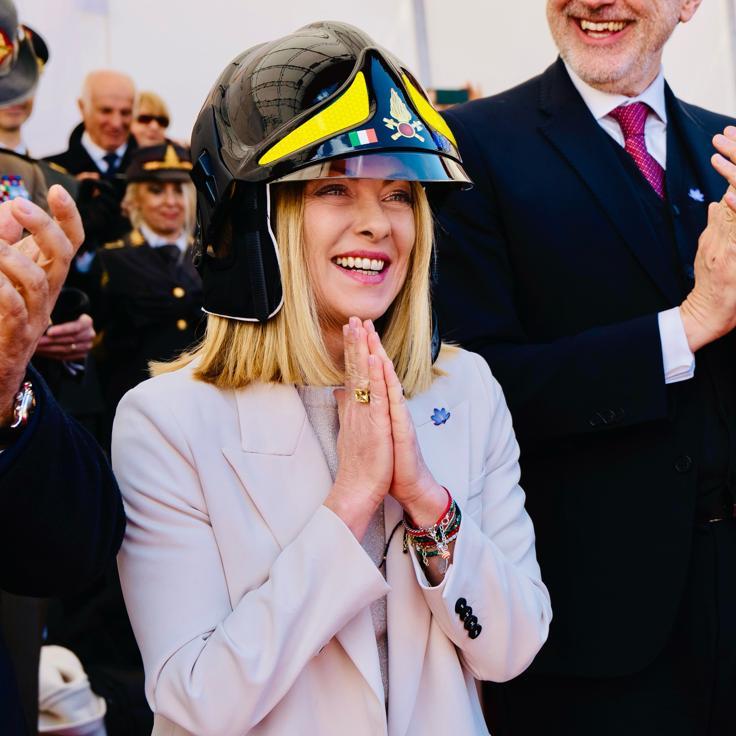 Giorgia Meloni col casco da pompiere a L'Aquila al giuramento degli allievi vigili del fuoco Video