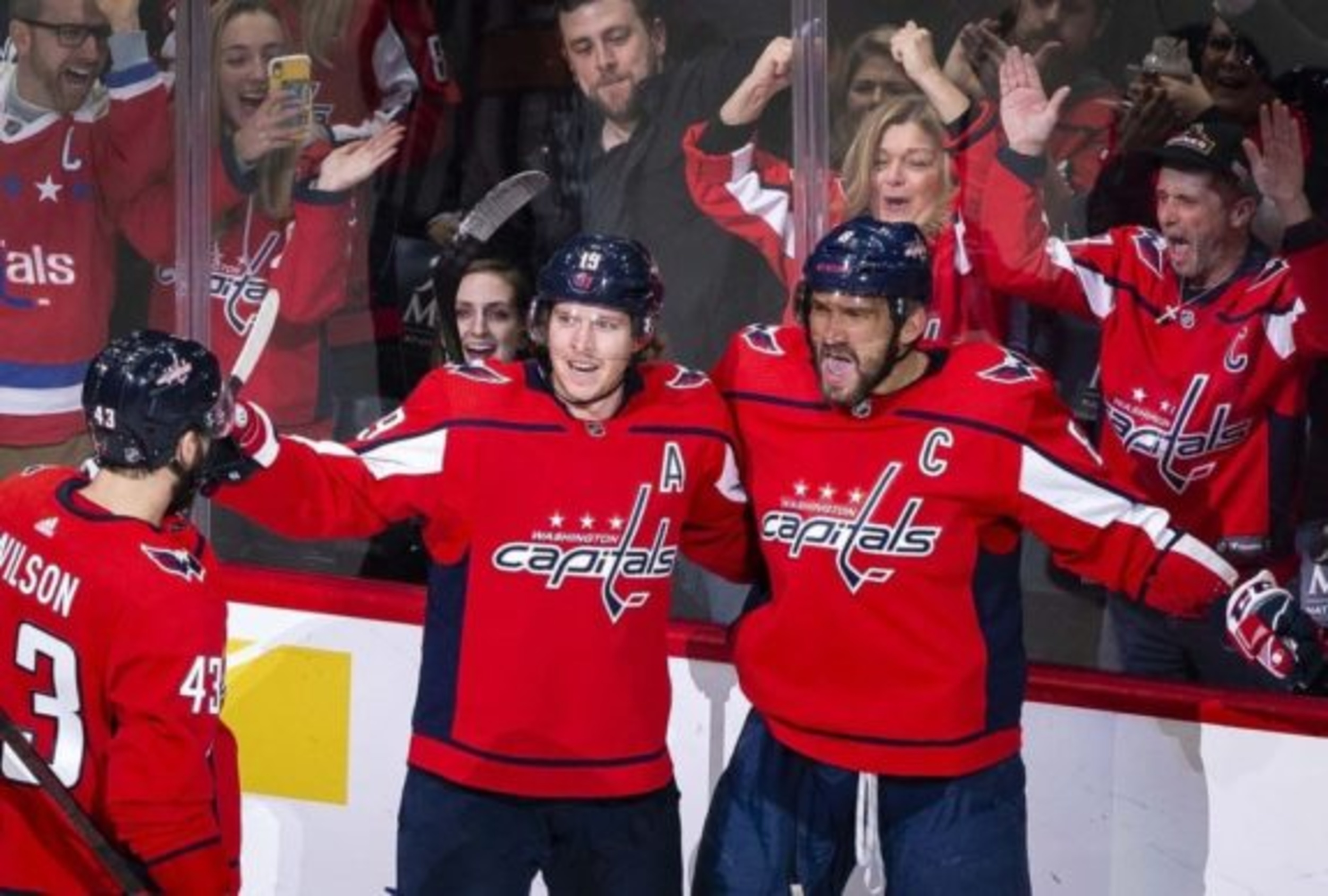 Ovechkin Ties Gretzky’s Goal Record in Capitals’ 5-3 Win Over Blackhawks