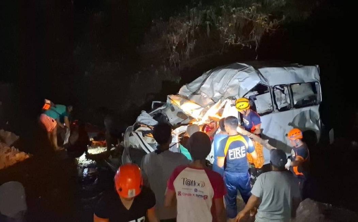 5 killed, 9 hurt as tourist van falls into ravine