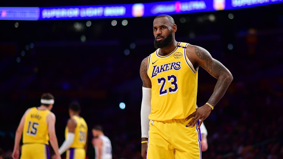 LeBron James Hurts Thumb on Block Attempt in Lakers-Pelicans
