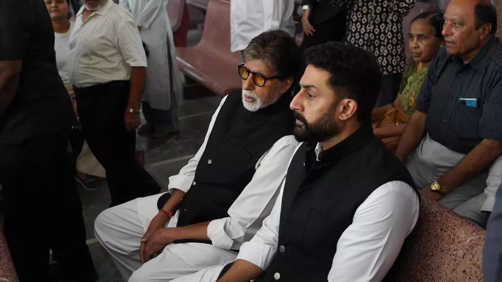 Manoj Kumar funeral: Raza Murad, Prem Chopra accompanied by his wife ...