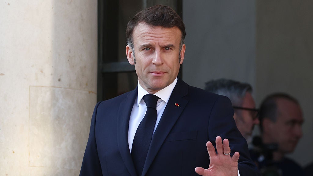 Macron calls for an investment freeze to the US amid tariff row
