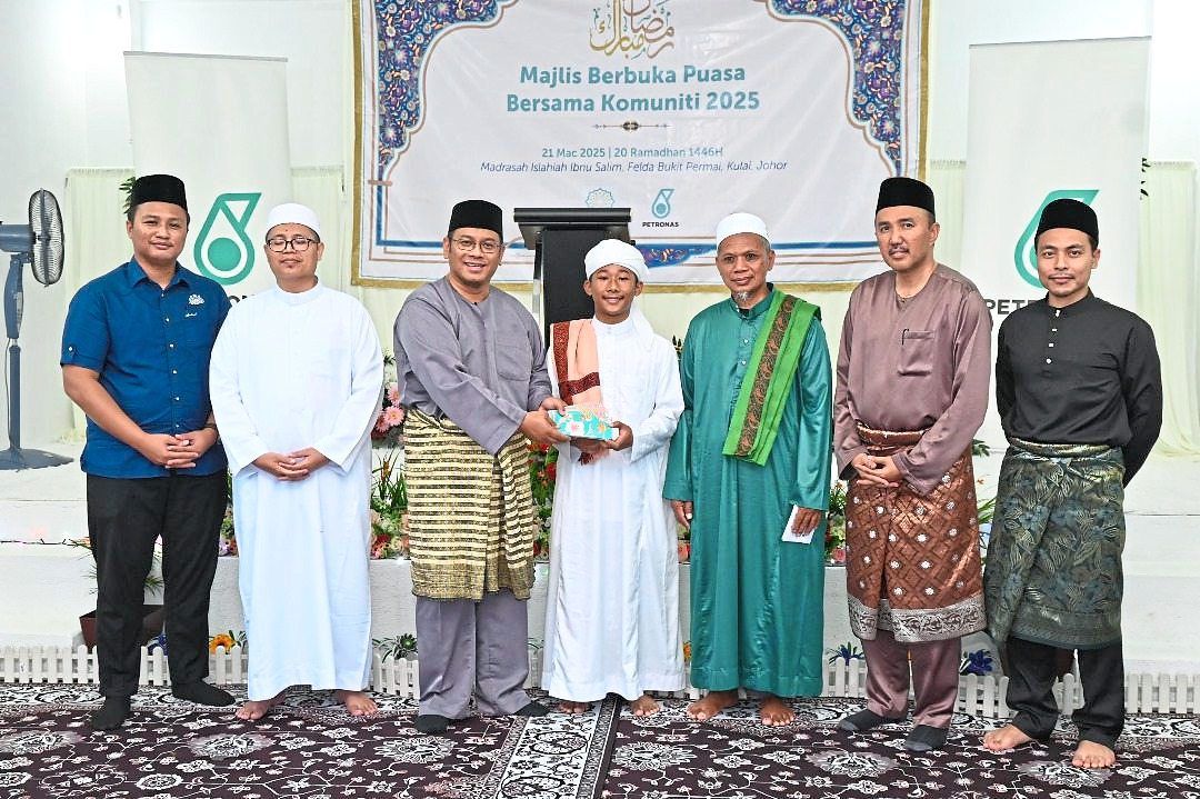 Aid for 150 hardcore poor in Kulai