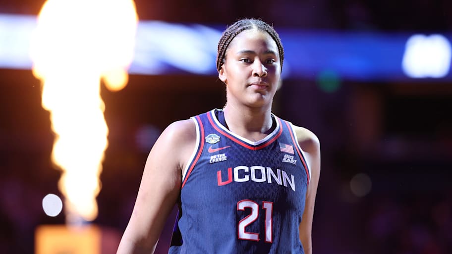 UConn basketball star Sarah Strong gets praised by Angel Reese