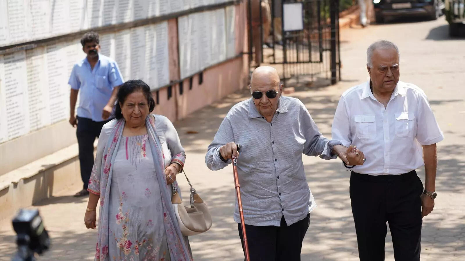 Manoj Kumar funeral: Raza Murad, Prem Chopra accompanied by his wife ...