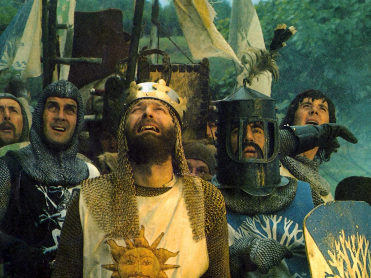 Monty Python and the Holy Grail: 50 Anos Depois, Ainda Estamos Todos a Fugir do Coelho Assassino 🐰⚔️