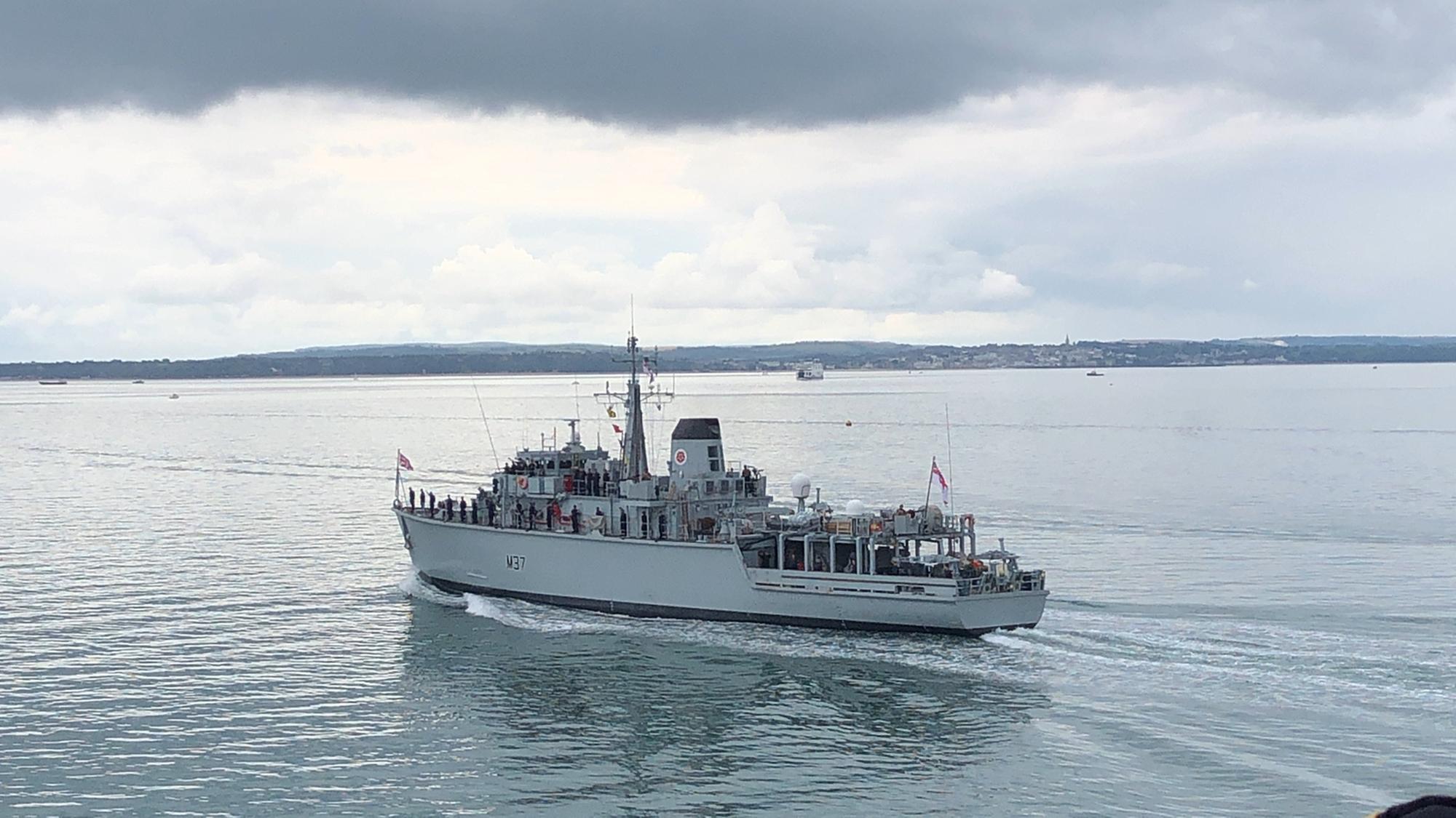 Royal Navy: HMS Chiddingfold towed into Portsmouth this morning ...