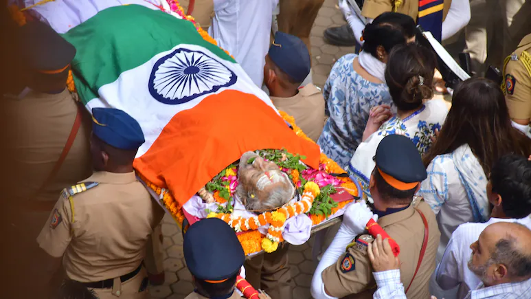 Manoj Kumar's last rites were performed with full state honours ...