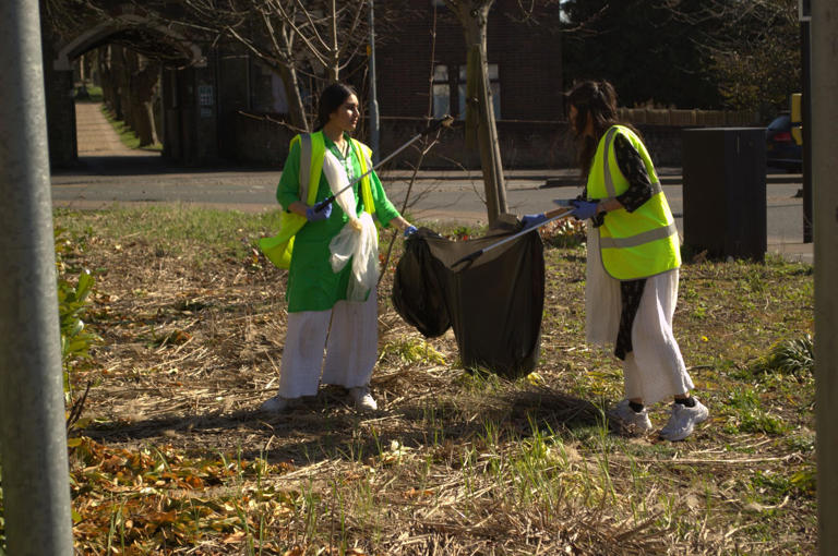 BAPS Hindu temple in Luton leads volunteer initiative to clean local ...