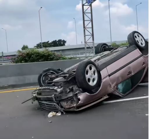 Mercy C180 Telentang Kayang di Tengah Tol Jakarta-Serpong, Masalah Ada ...