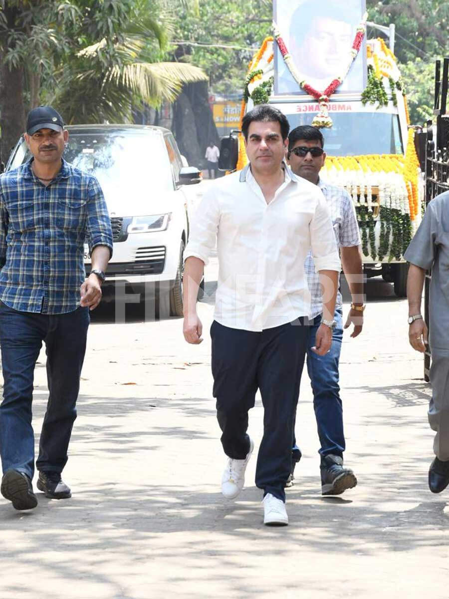 Pics : Celebs Pay Their Last Respects To Late Manoj Kumar