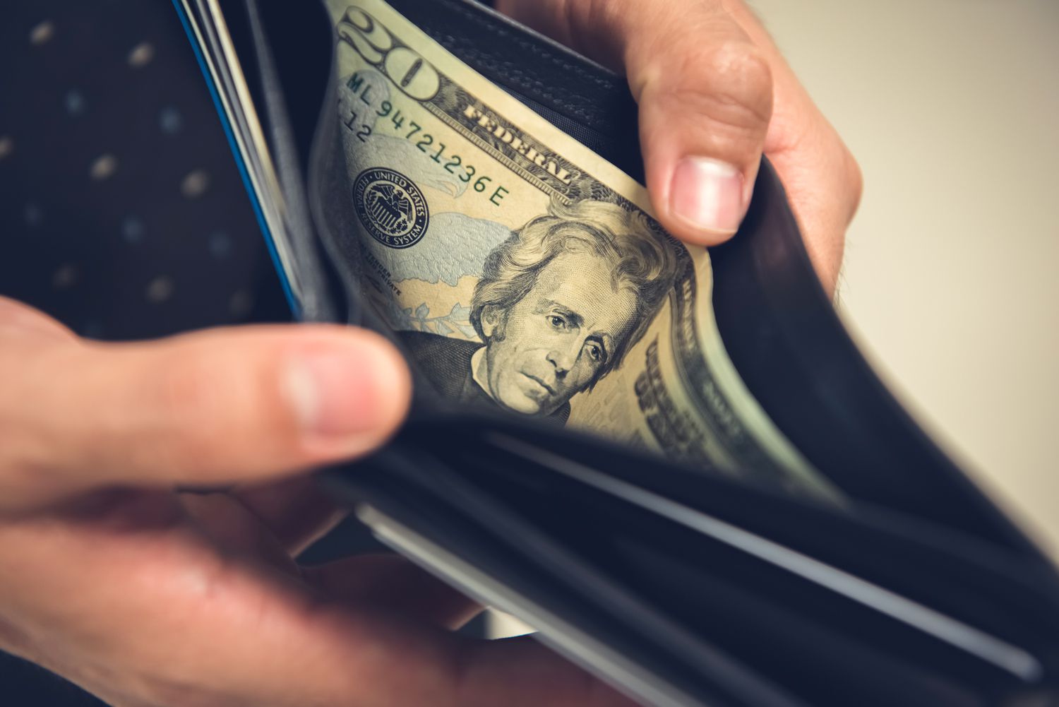 Man Creates Clever Way to Return Stranger’s Lost Wallet: ‘This Is ...