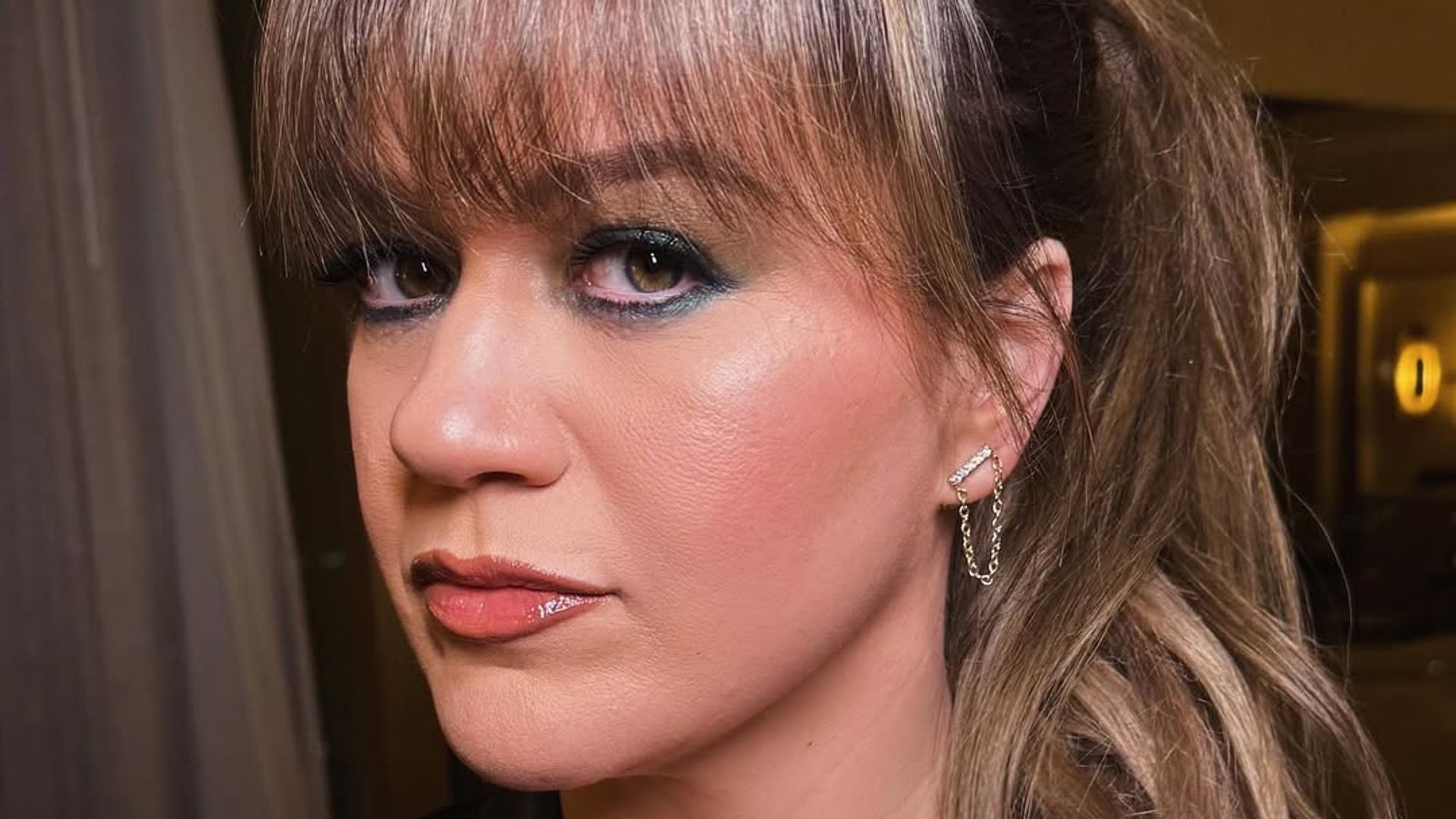 Kelly Clarkson 'doesn't even own makeup' but these products keep her ...