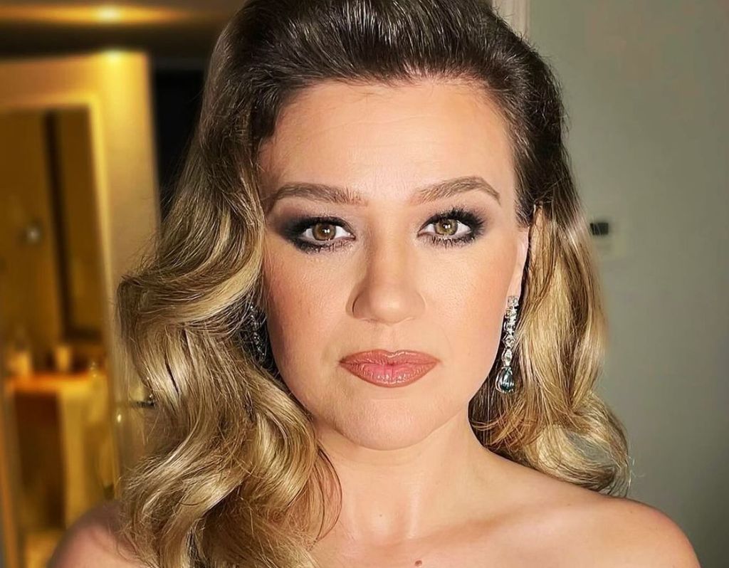 Kelly Clarkson 'doesn't even own makeup' but these products keep her ...