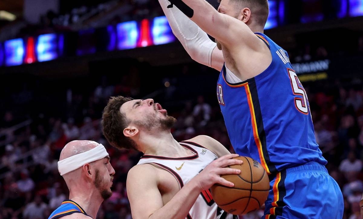 Rockets bomb Thunder, Celtics nail NBA record