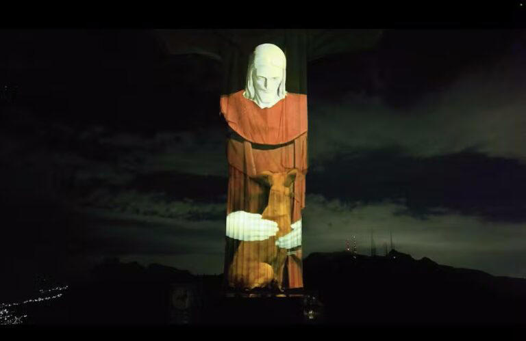 Cristo Redentor “abraça” vira-lata caramelo em homenagem aos dogs de rua