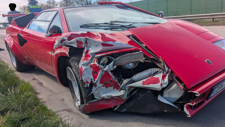 A27 bei Bremerhaven: Senior schrottet seltenen Oldtimer – Schaden immens