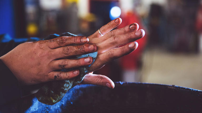 The Little-Known Cleaning Benefit Of Vegetable Oil That's Safe And ...